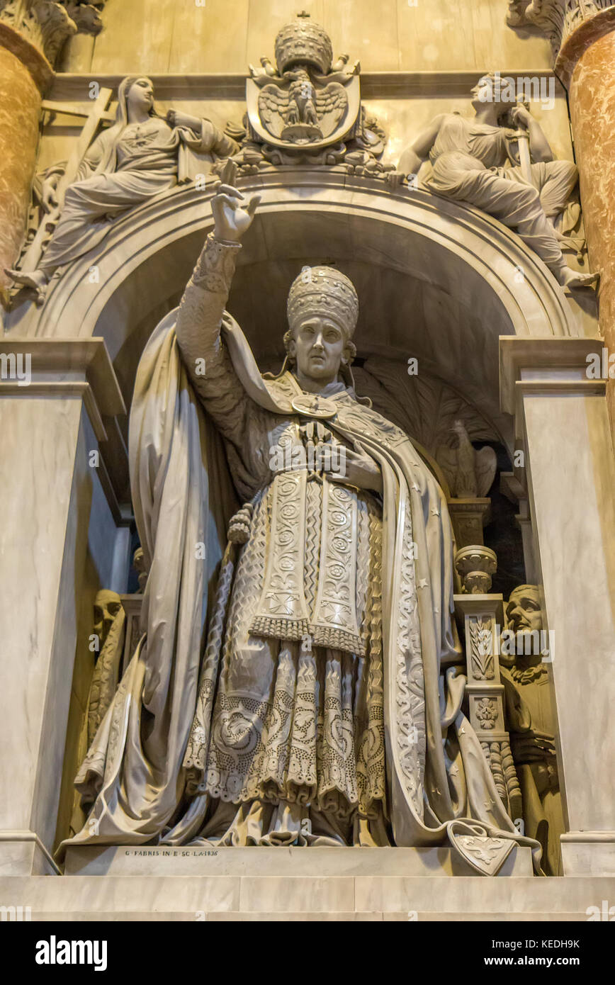 Religion statue vatican city altar st peter rome inside interior Banque ...