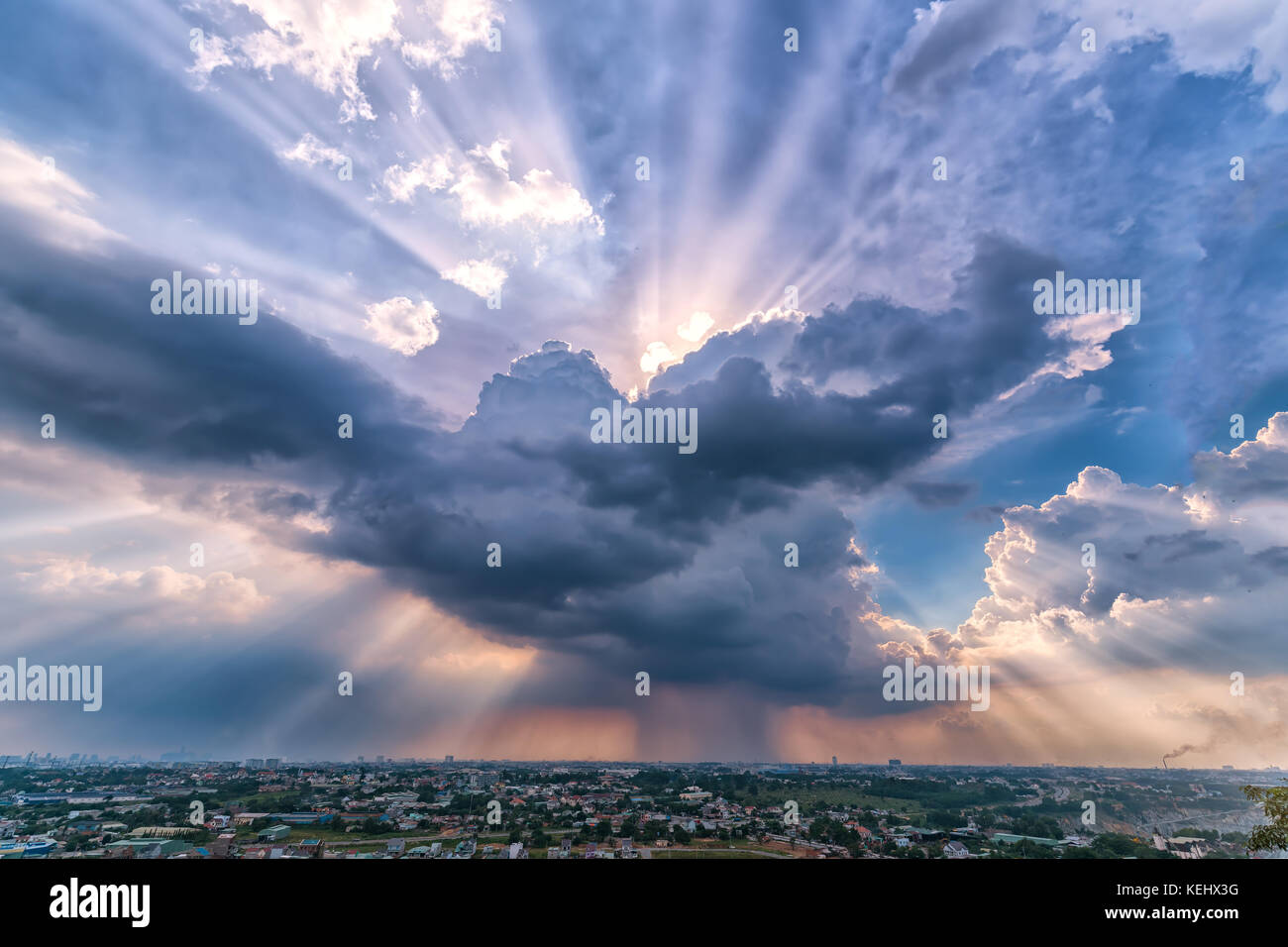 Rayons de soleil à travers les nuages Banque de photographies et d ...