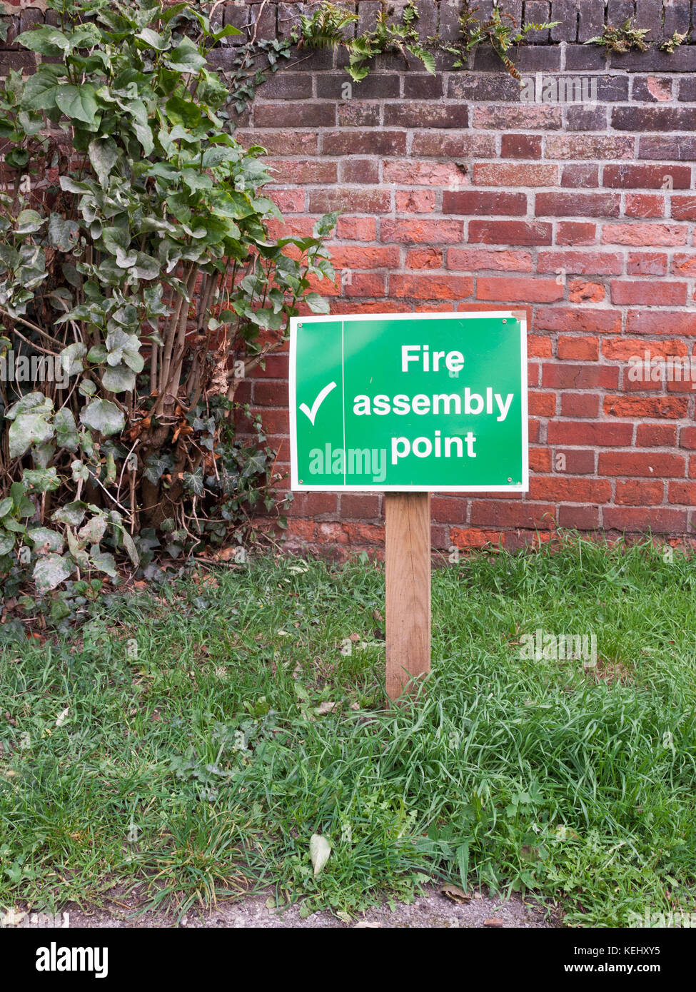 Panneaux de point de rassemblement d'incendie Banque de photographies ...