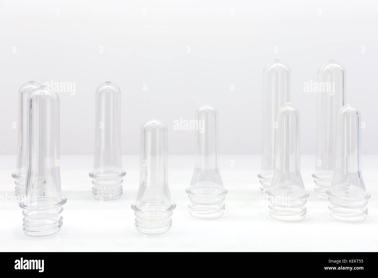 Groupe des préformes PET en plastique transparent sont affichées sur le ...
