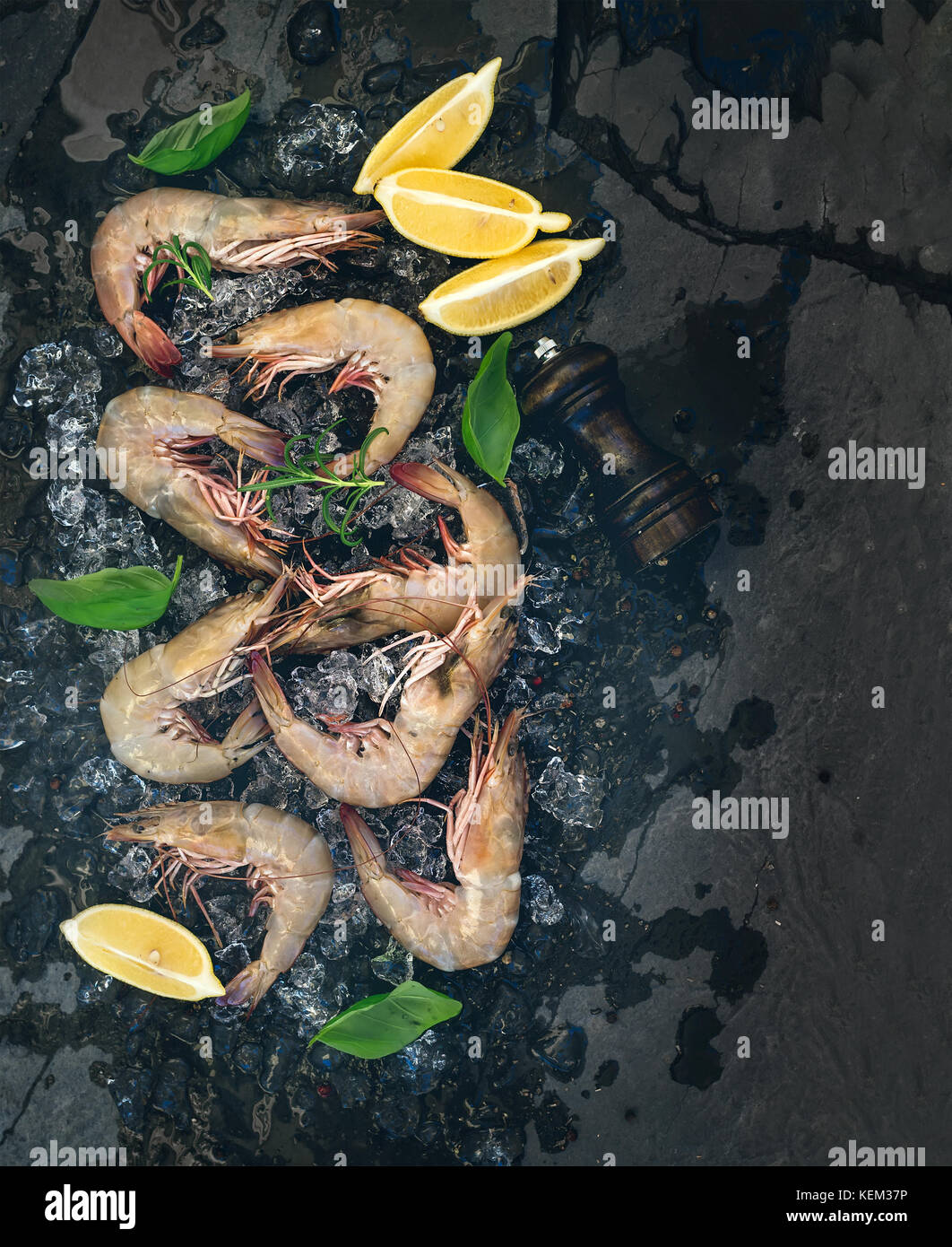 Crevettes non cuites fraîches avec du citron, des herbes et épices sur ...