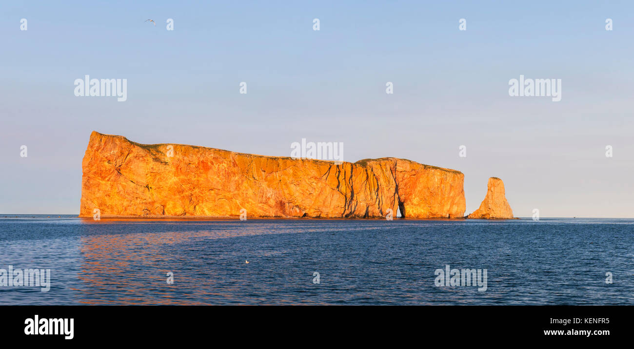 Rocher Percé ou Vue du Rocher Percé à partir de la gaspésie au coucher ...