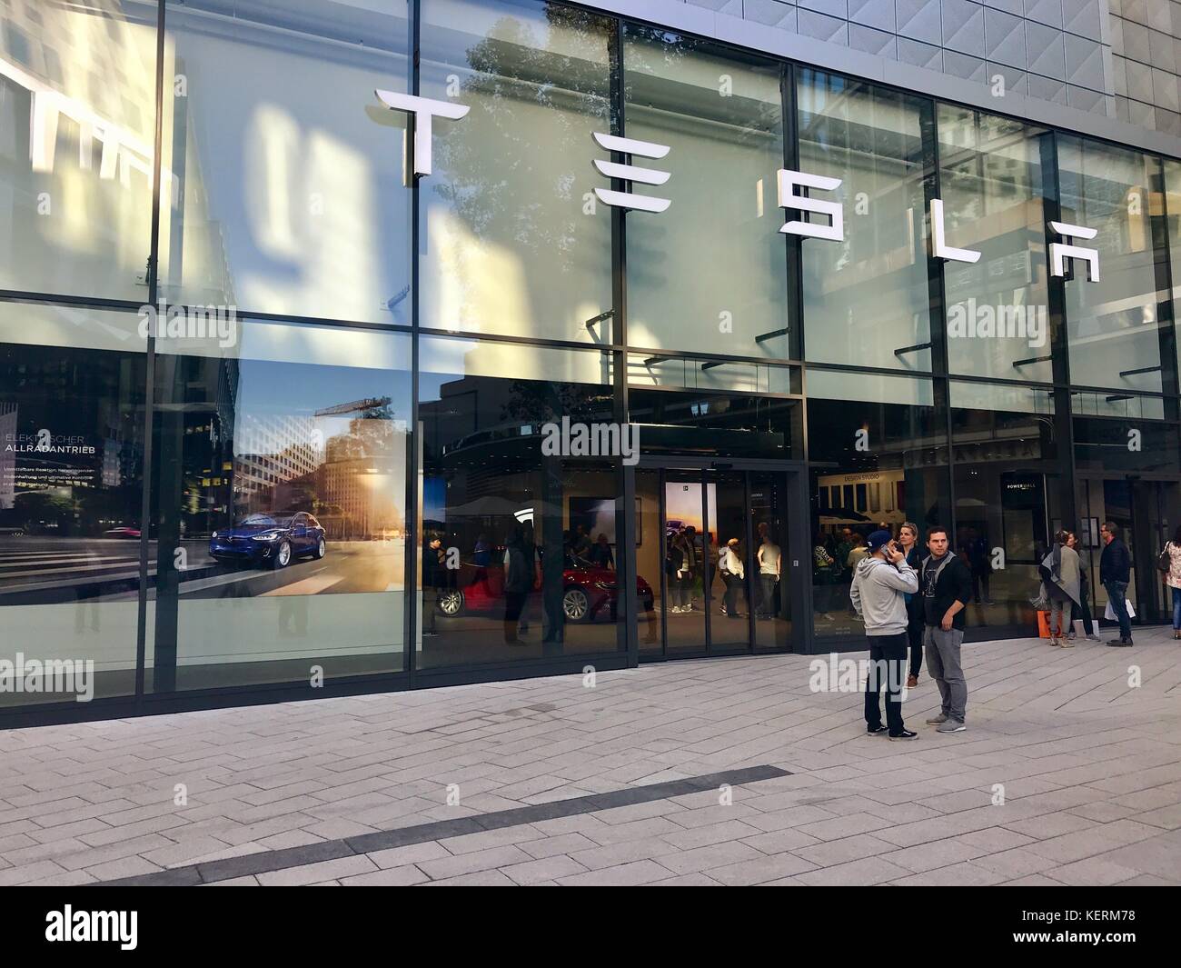 Concessionnaire tesla motors Banque de photographies et d’images à ...