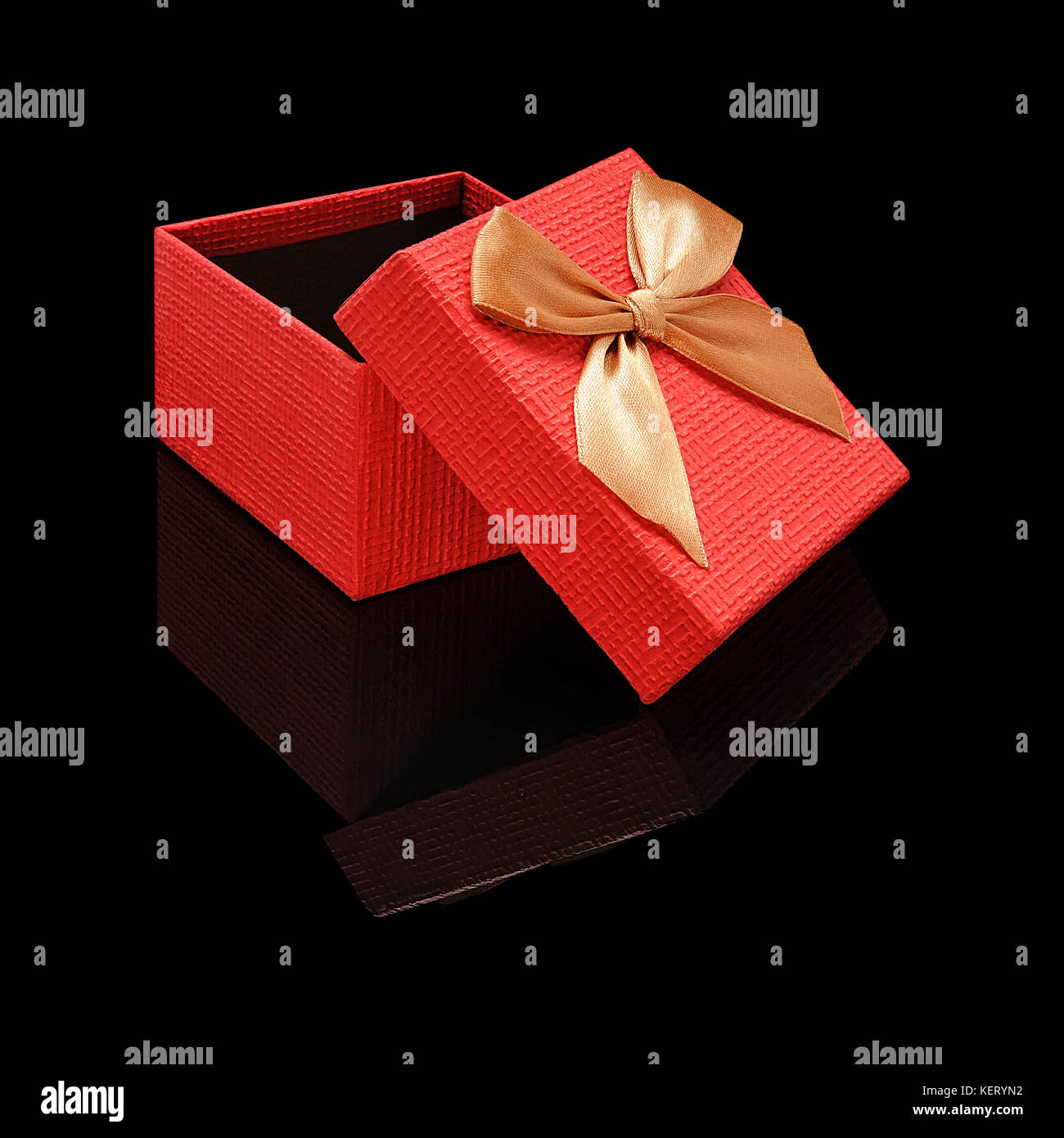 La texture du papier ouvert boîte cadeau rouge avec un noeud sur un ...