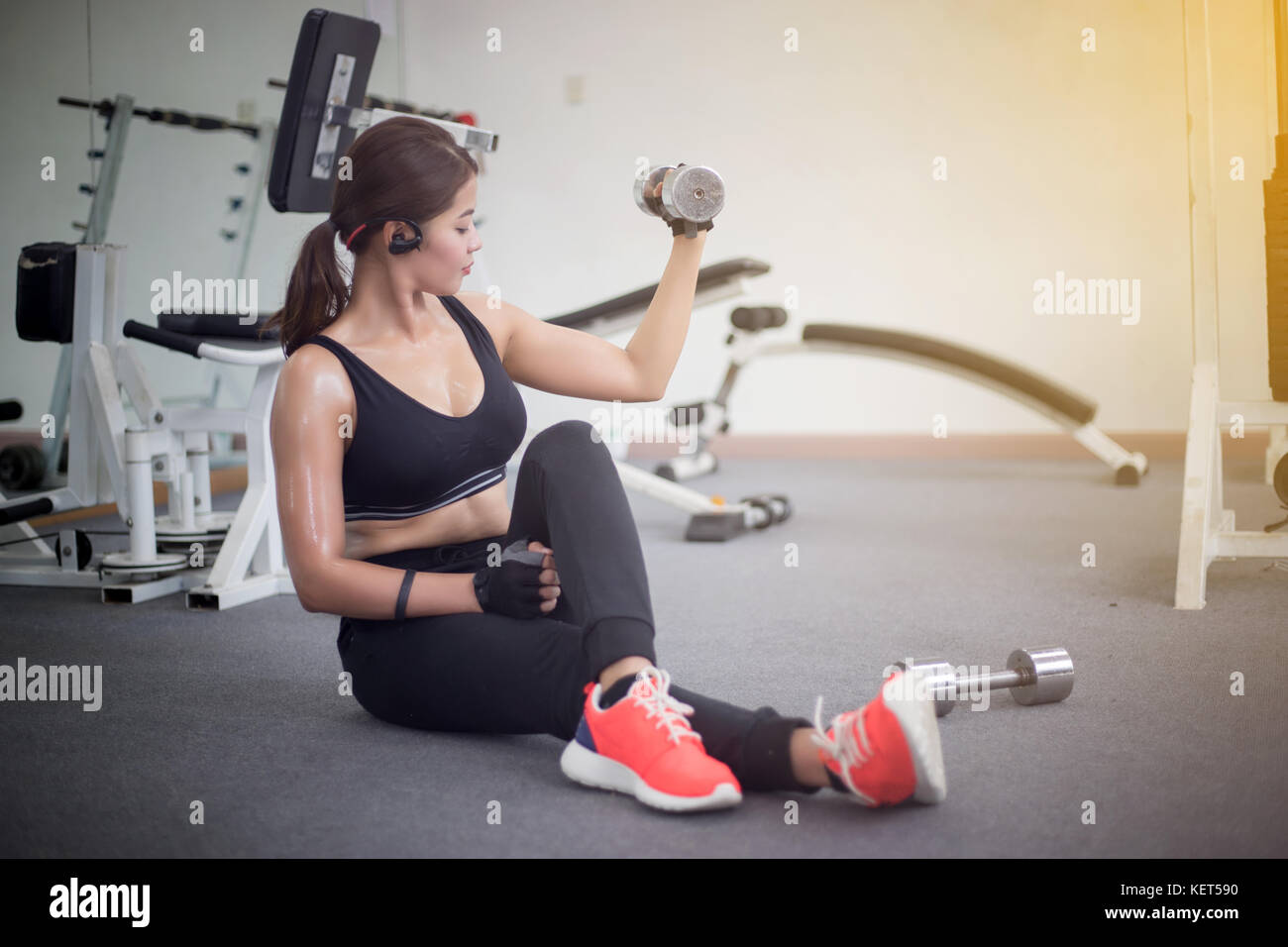 Belle femme fit l'exercice musculaire des muscles de bâtiment et ...