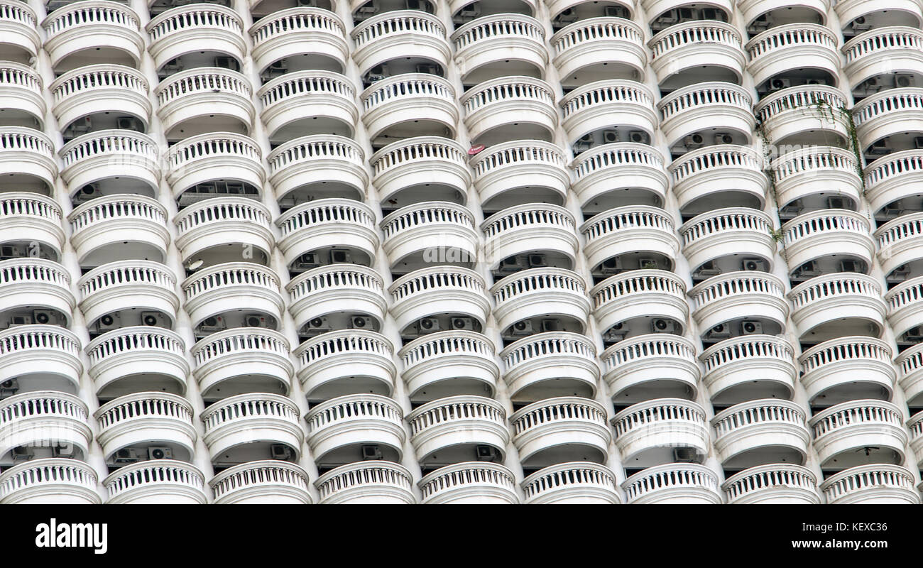 Façade d'une maison en hauteur avec de nombreuses demi-rond d'un balcon ...
