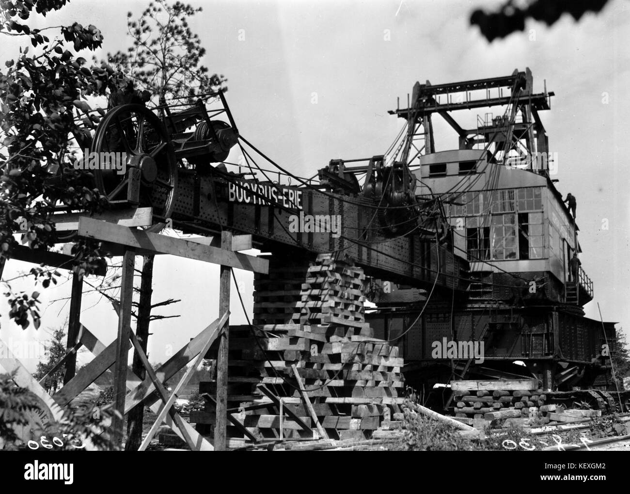 Une image historique capturant le processus d'assemblage d'une pelle en ...