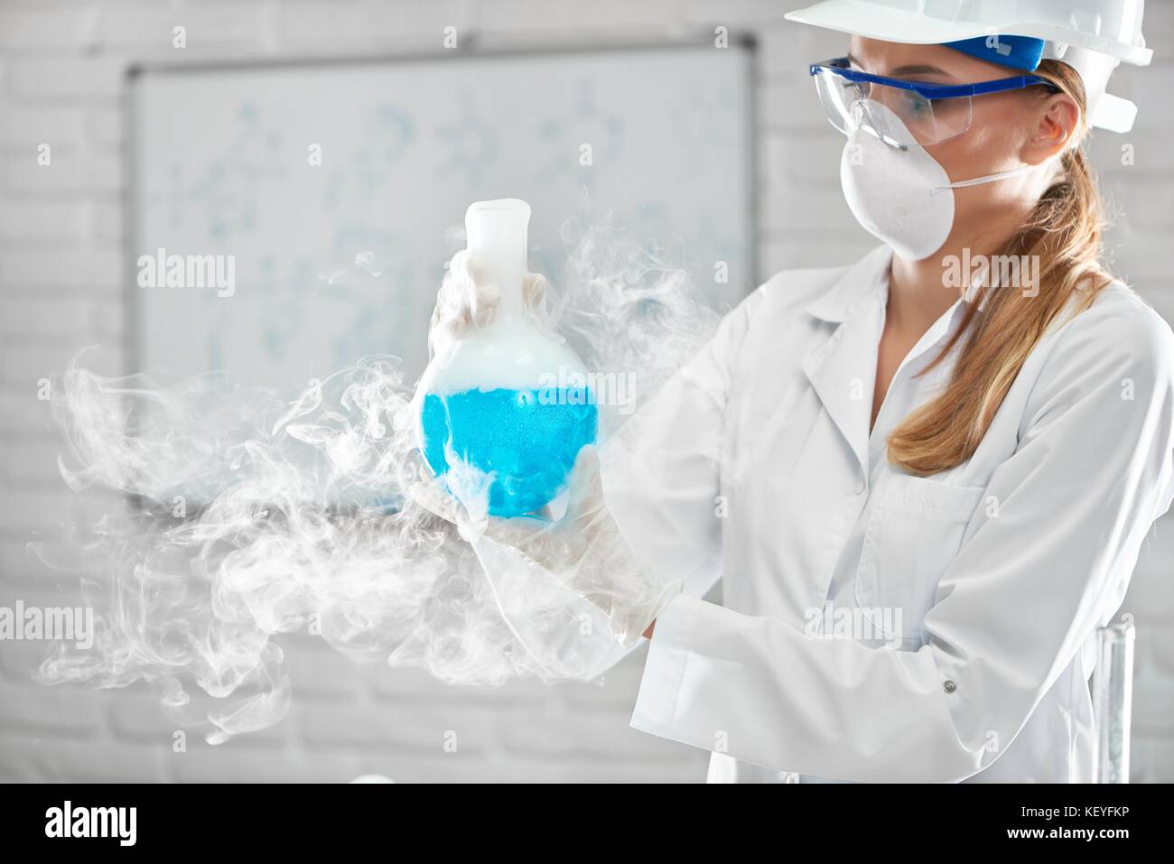 Casque chimiste laboratoire de chimie Banque de photographies et d ...
