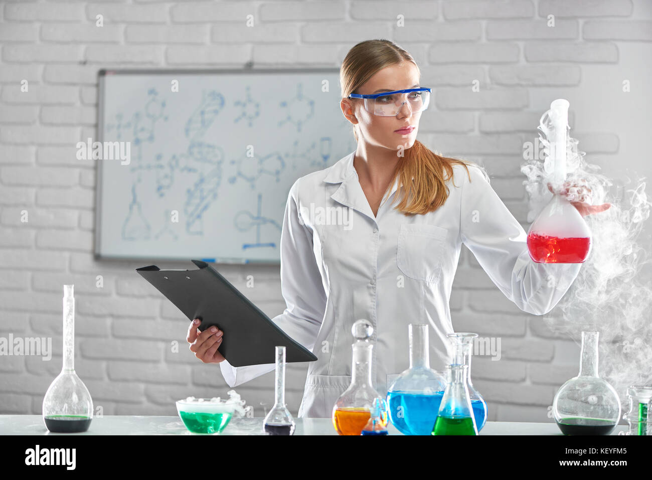 Casque chimiste laboratoire de chimie Banque de photographies et d ...
