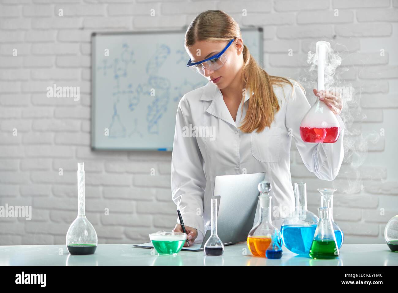 Casque chimiste laboratoire de chimie Banque de photographies et d ...