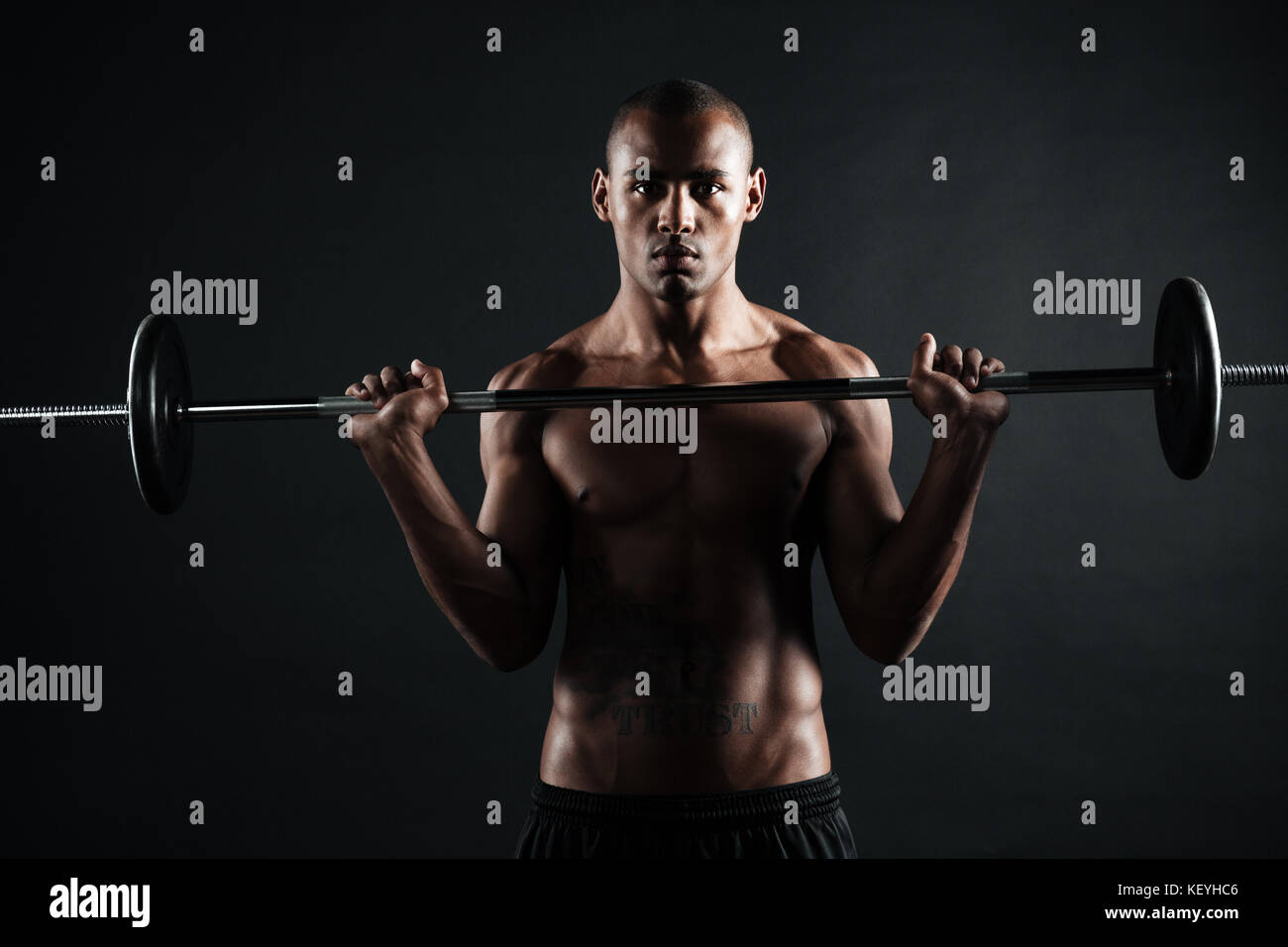 Portrait d'un homme sportif américain safro faisant des exercices avec ...