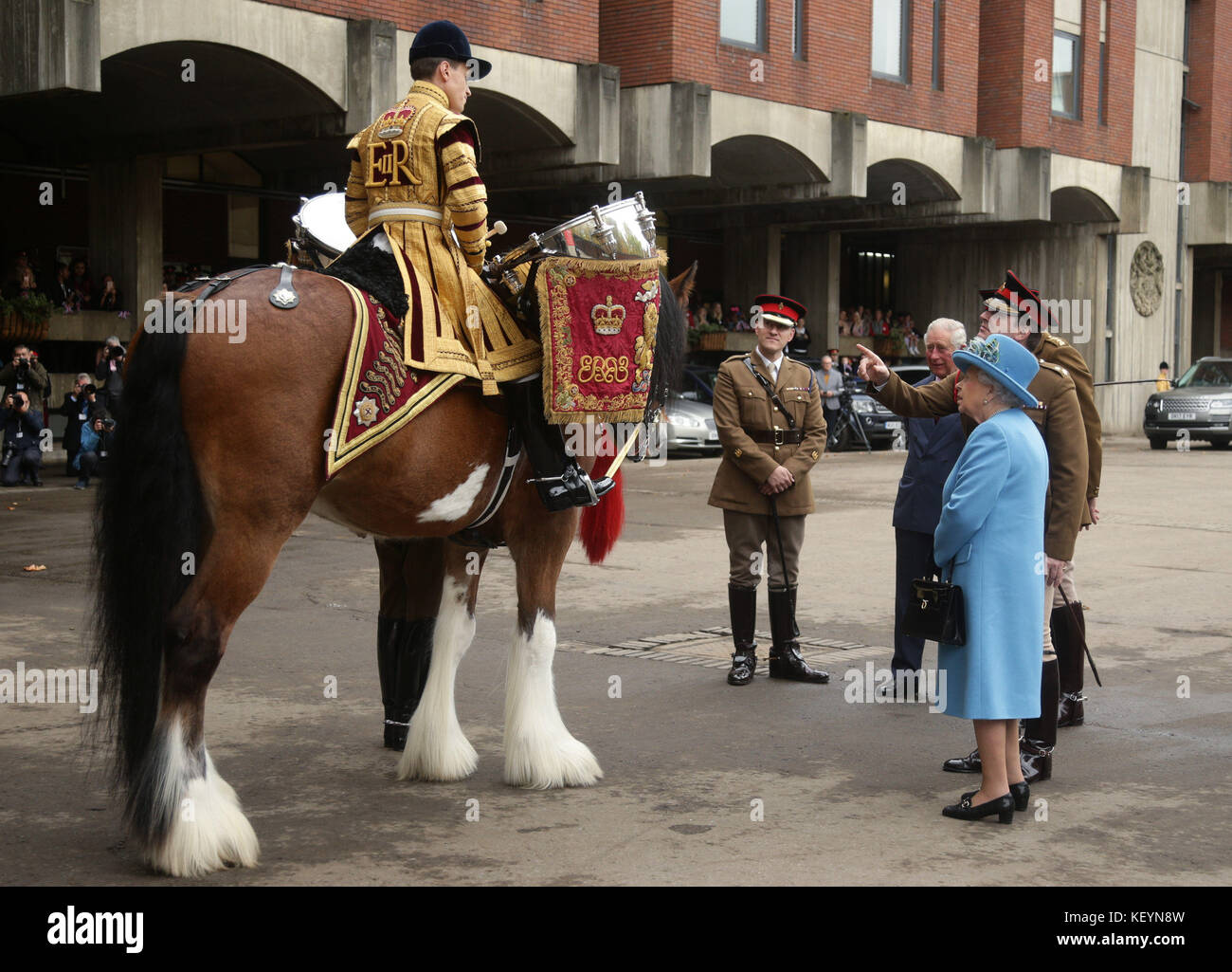 La reine Elizabeth II et le prince de Galles rencontrent le caporal ...