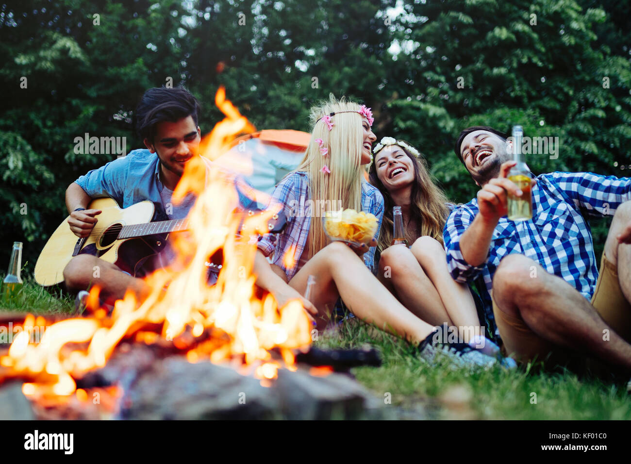 Camp heureux Banque de photographies et d’images à haute résolution - Alamy