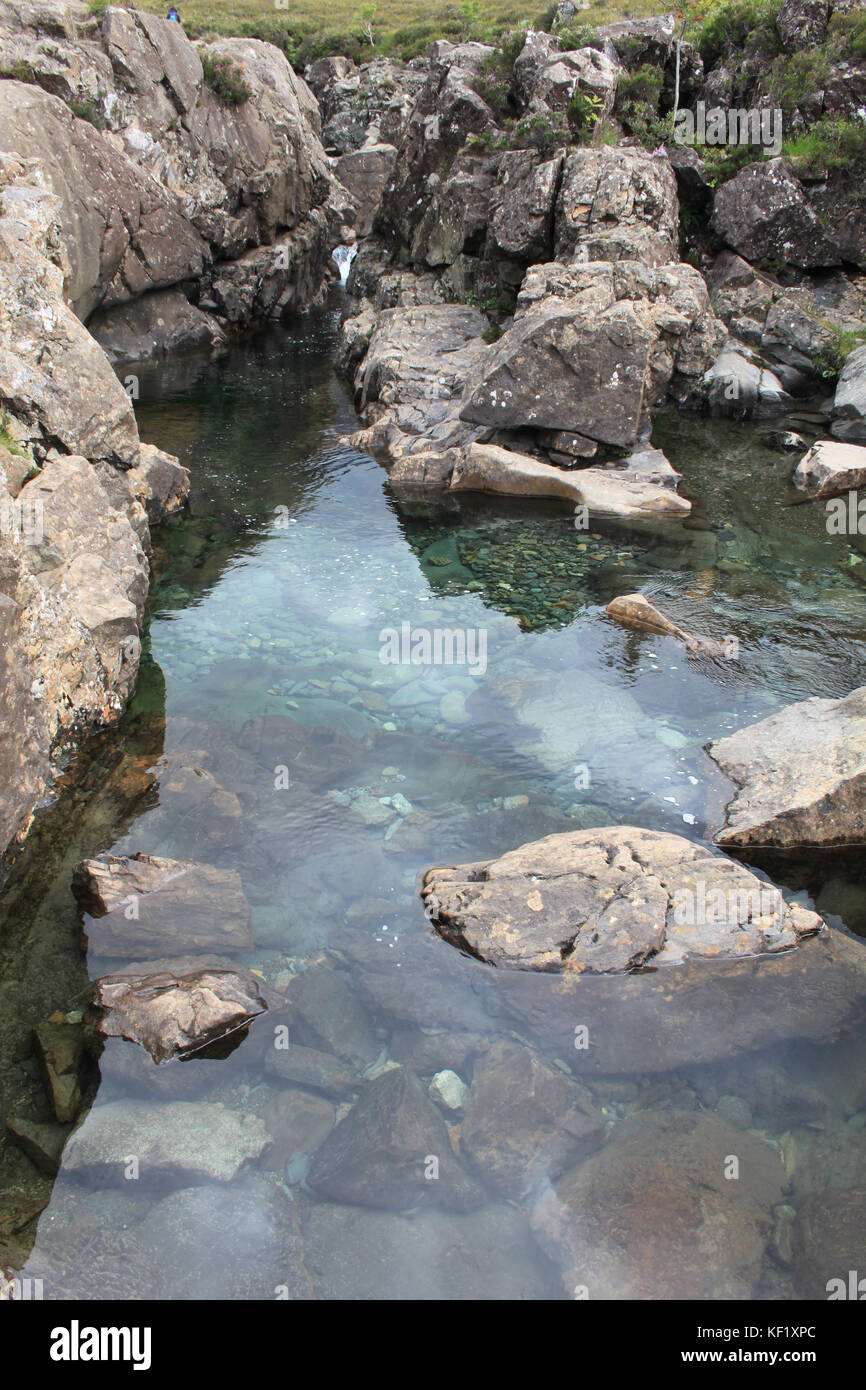 Eau claire sur fond rocheux Banque de photographies et d’images à haute ...