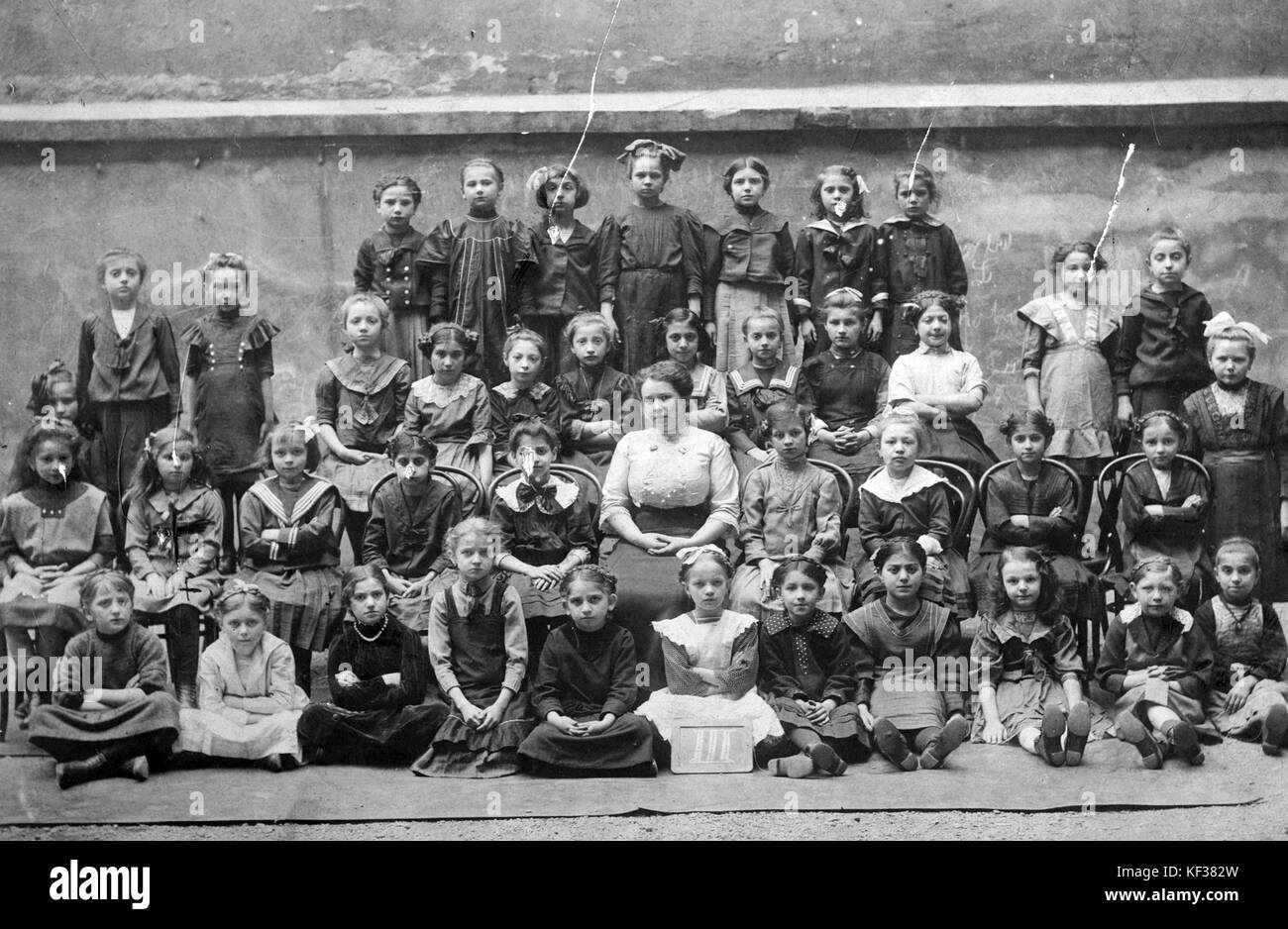 école cour Banque d'images noir et blanc - Alamy