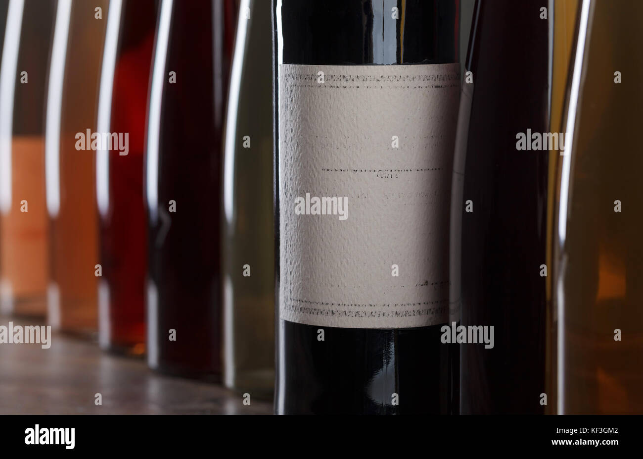 Rangée de bouteilles de vin de cru dans une cave à vin , focus sélectif ...