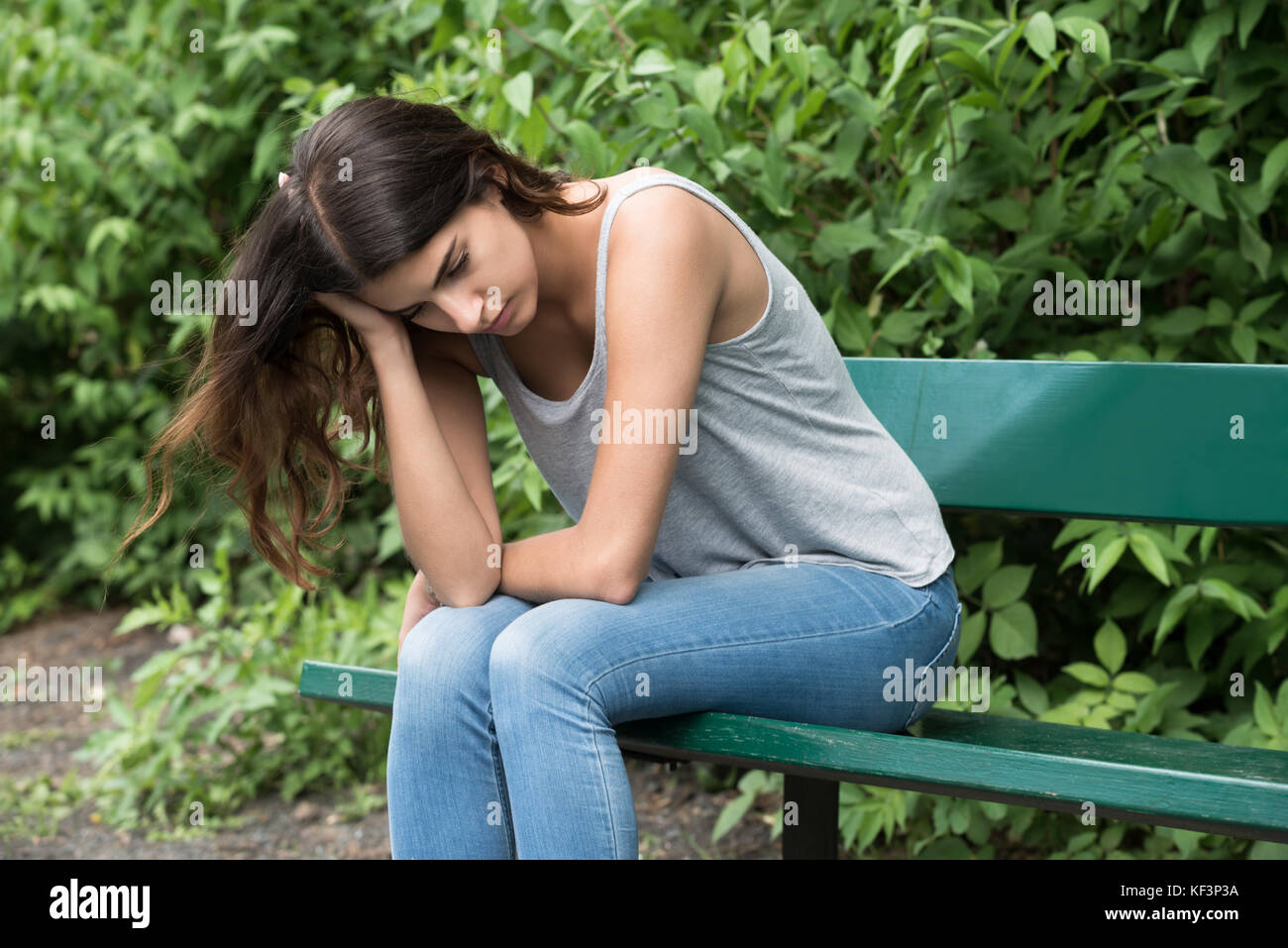 Sad bench Banque de photographies et d’images à haute résolution - Alamy