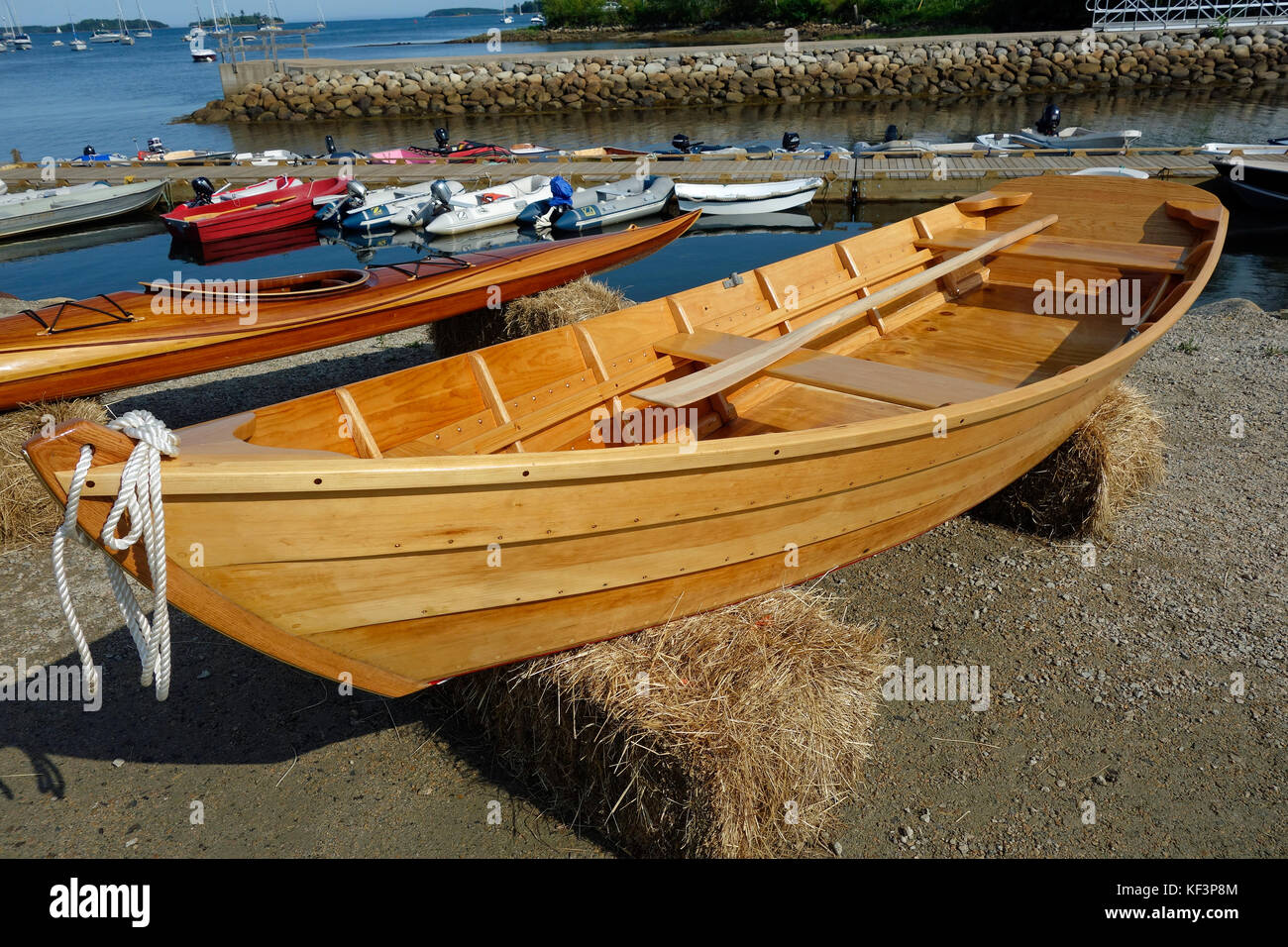 Bateau en bois avec rames Banque de photographies et d’images à haute ...