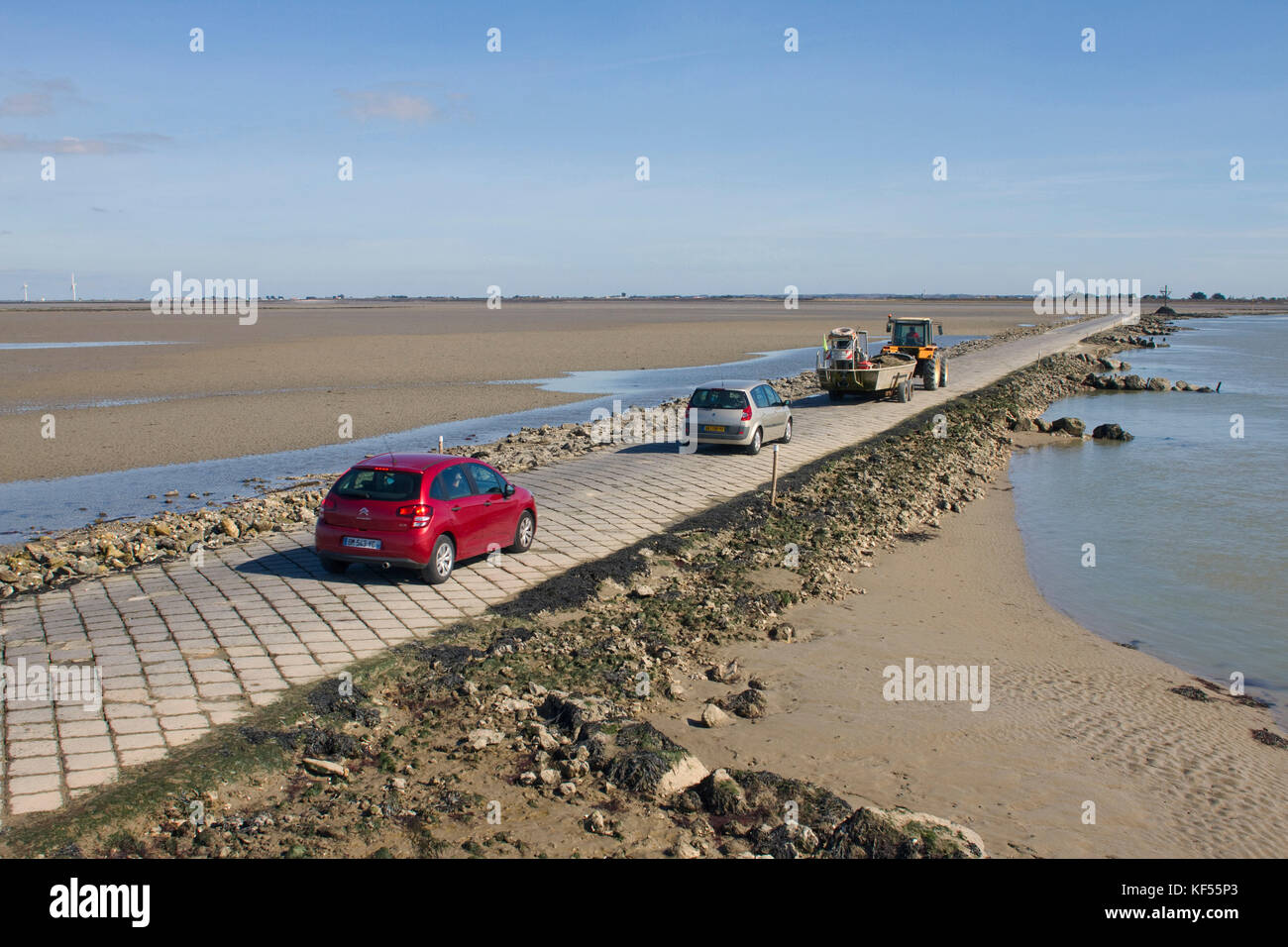 France, Vendée, "le passage du Gois, route submersible qui relie le ...
