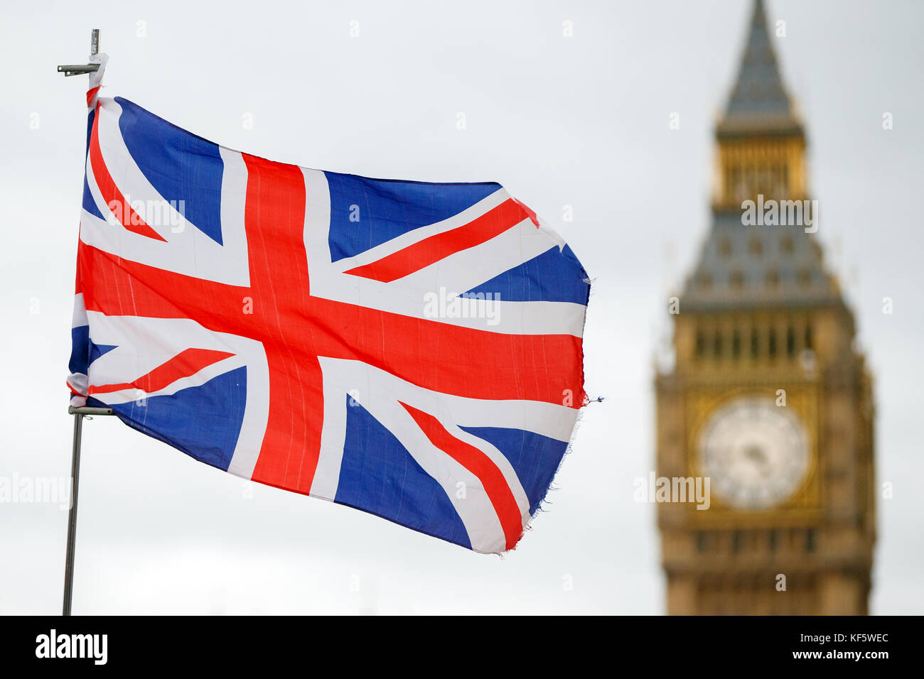 Une Union Jack drapeau flotte au vent avec Big Ben, la Tour de l ...
