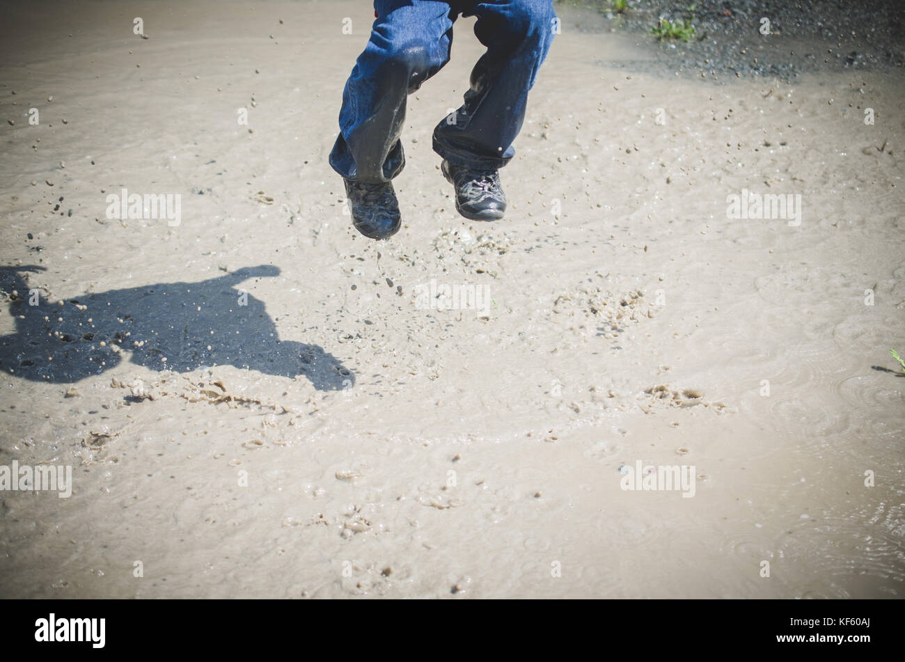 Feet In Puddle Banque d'image et photos - Alamy