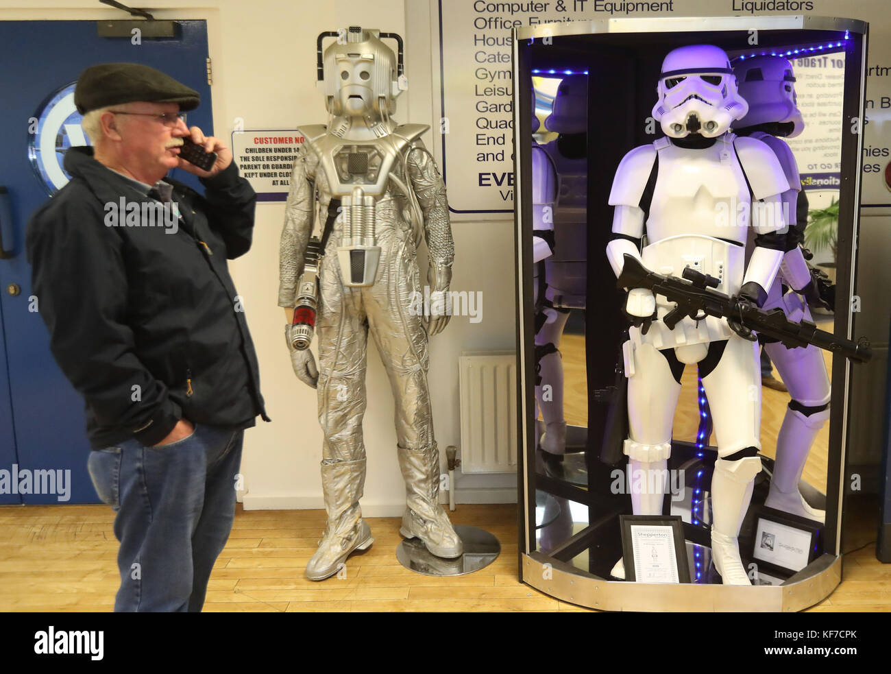 Un membre de la vue publique des objets de souvenirs de films saisis ...