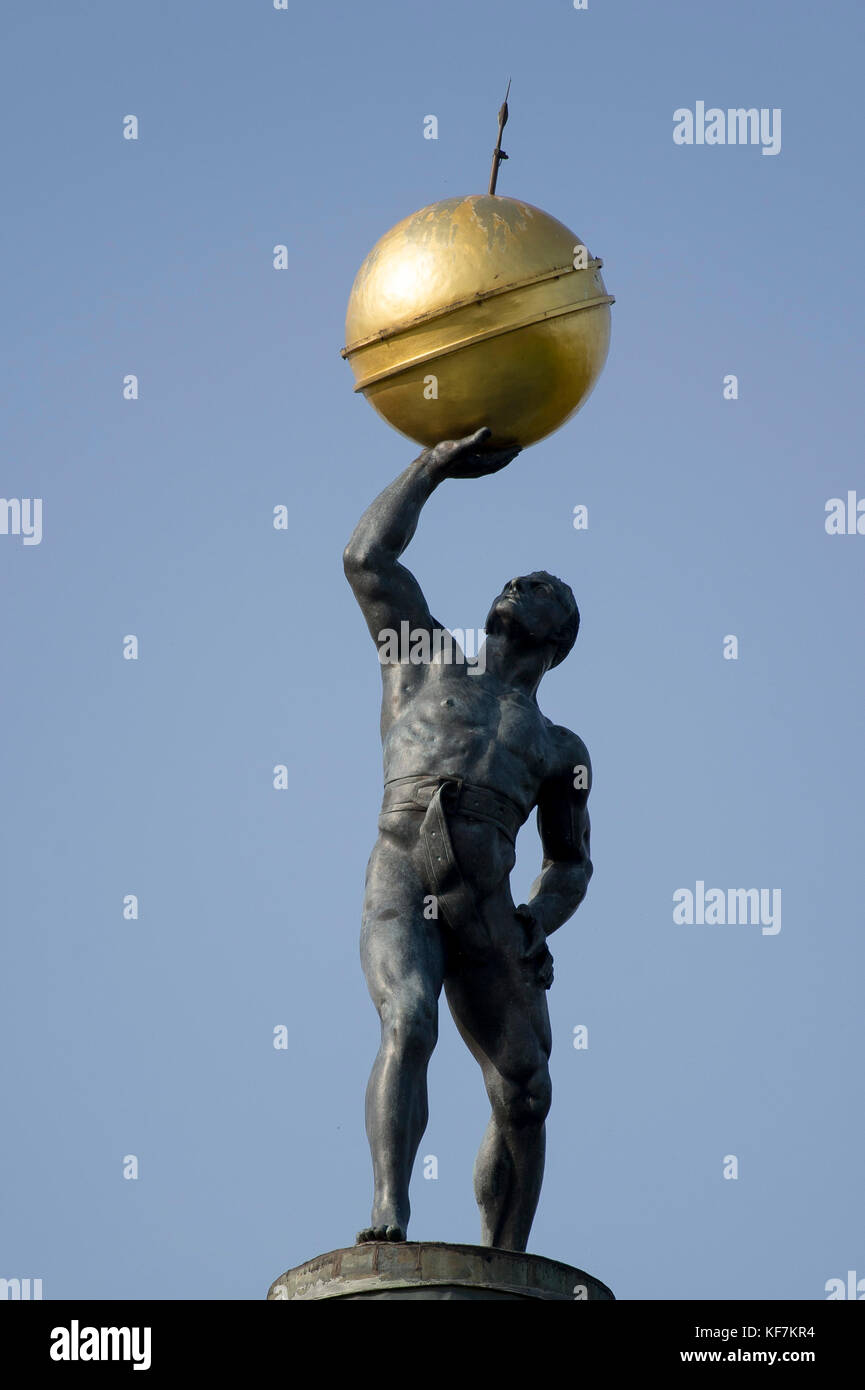 Statue d'Atlas sur le haut du dôme du palais néoclassique de Stanislaw ...