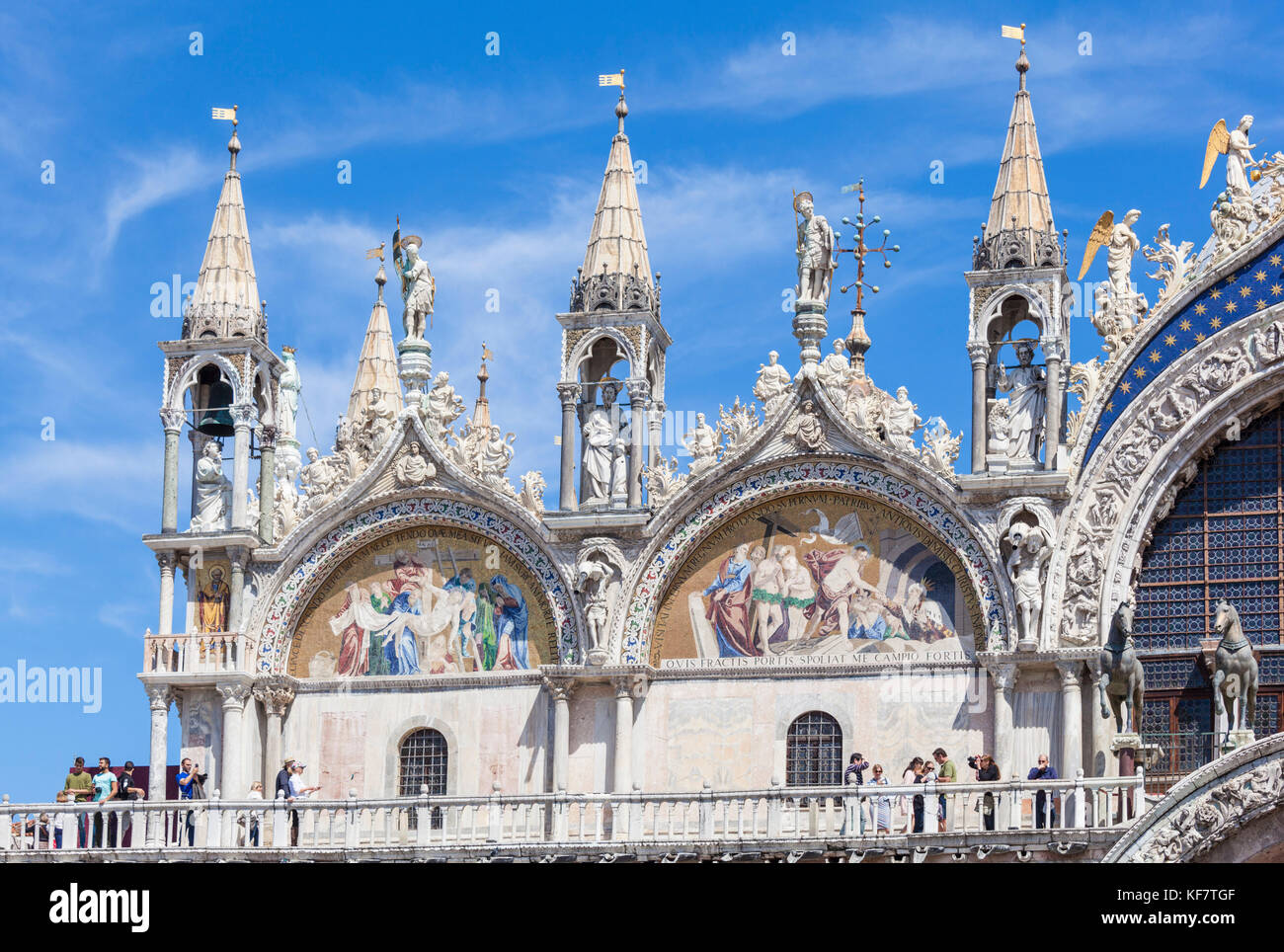 Venise ITALIE VENISE touristes se rendant sur le toit-terrasse balcon ...