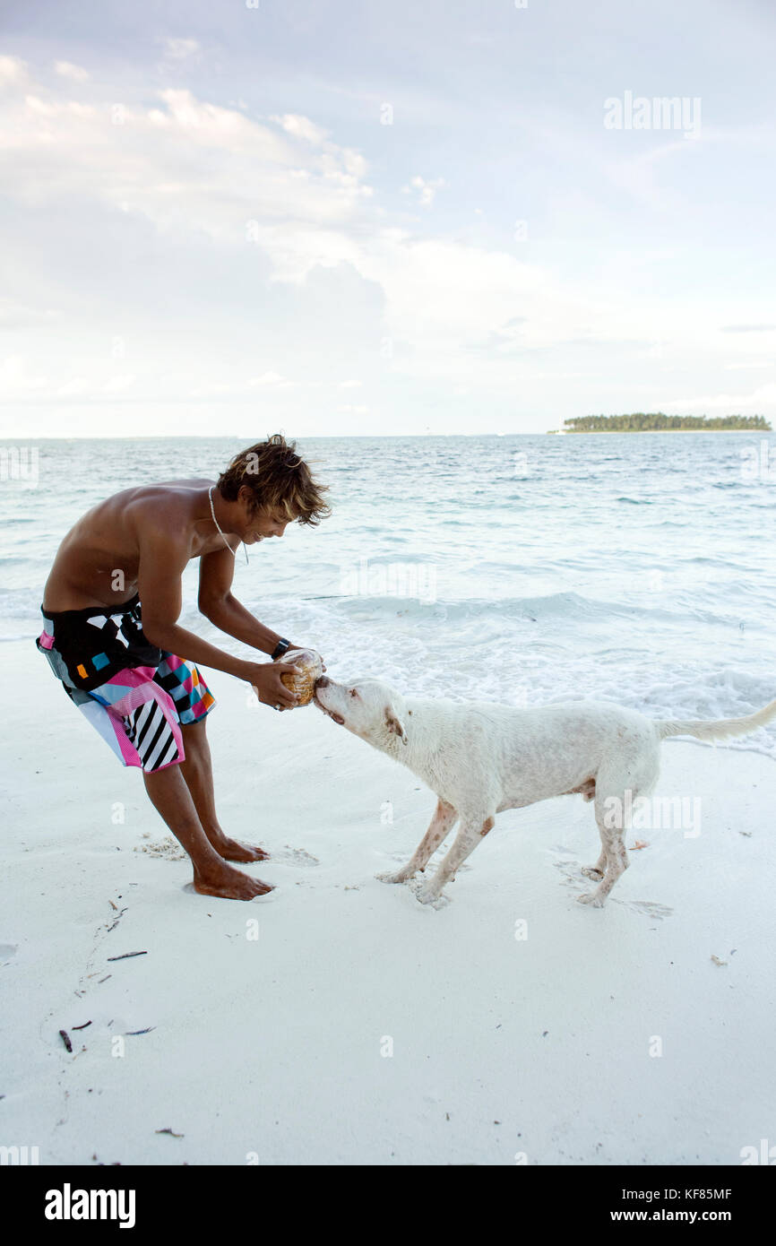 L'Indonésie, les îles Mentawai, kandui left resort, jeune homme ...
