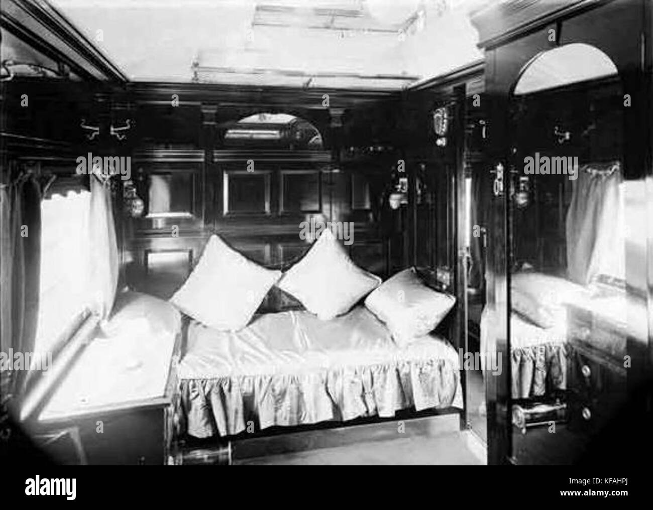 Compartiment de train ancien Banque d'images noir et blanc - Alamy