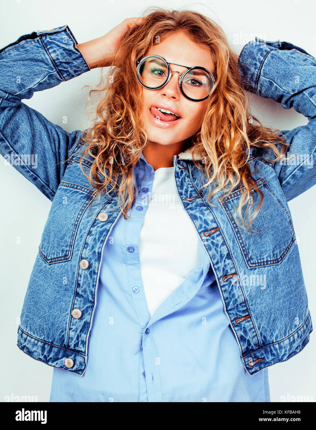 Young Pretty woman posing émotionnelle, happy smiling isolé sur fond ...