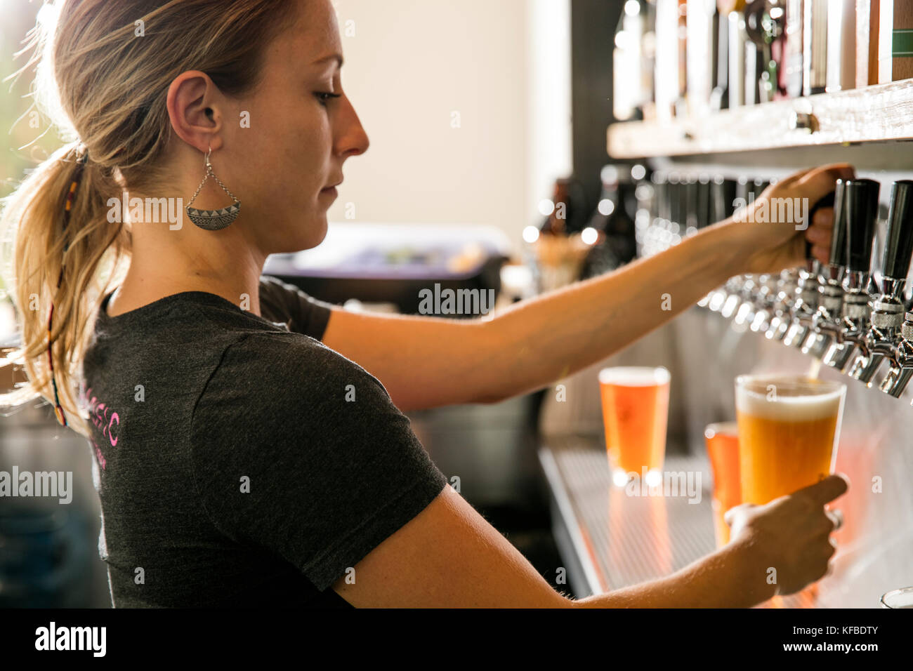 Bartender profile Banque de photographies et d’images à haute ...