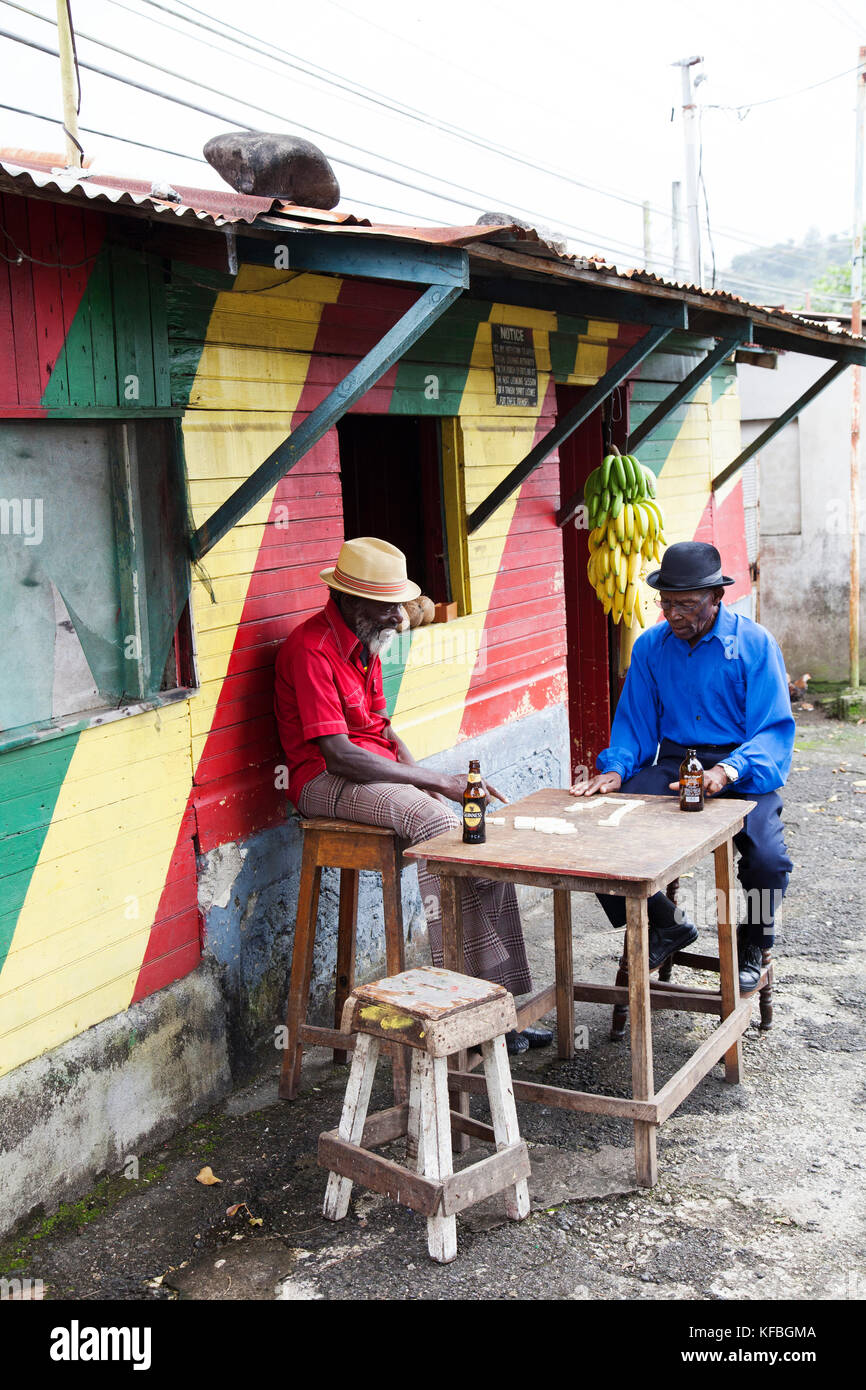 La JAMAÏQUE, Port Antonio. Joseph 'Poudre' Bennett et Derrick 'Johnny ...