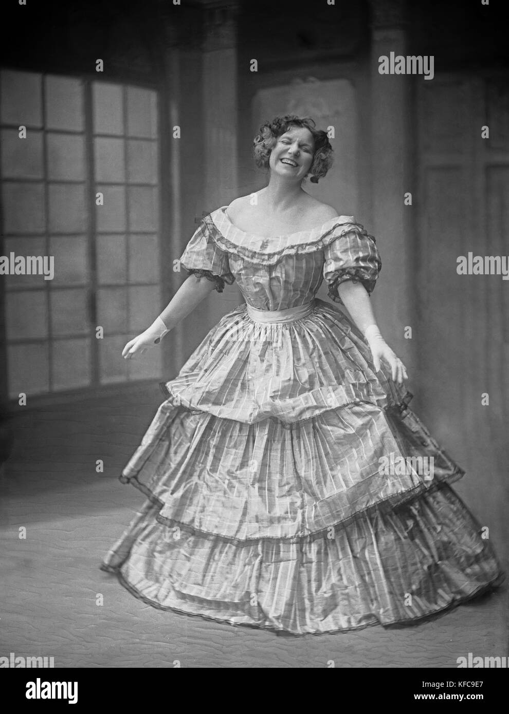 Actrice et chanteuse française Yvette Guilbert. C. M. Taponier photo ...
