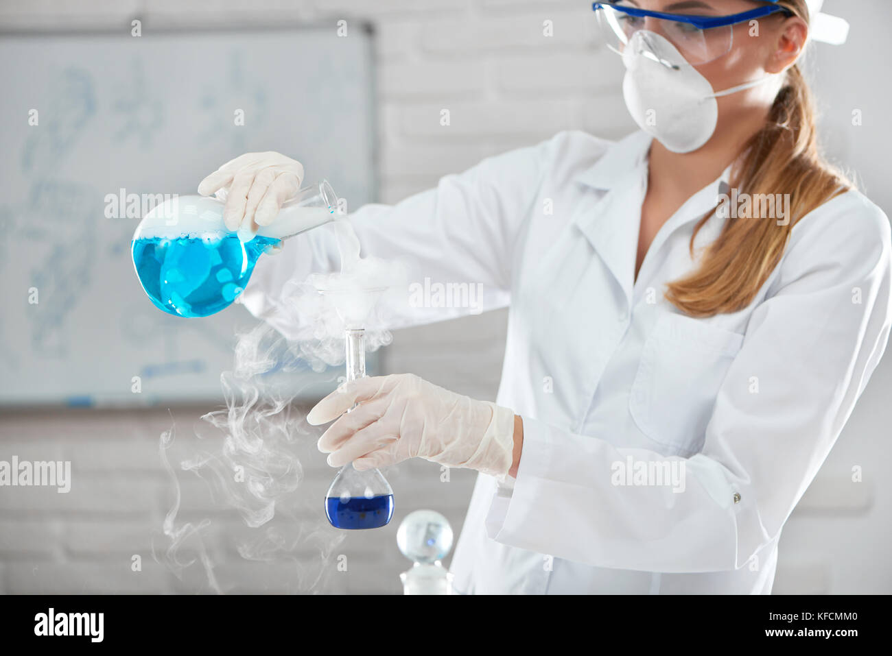 Casque chimiste laboratoire de chimie Banque de photographies et d ...