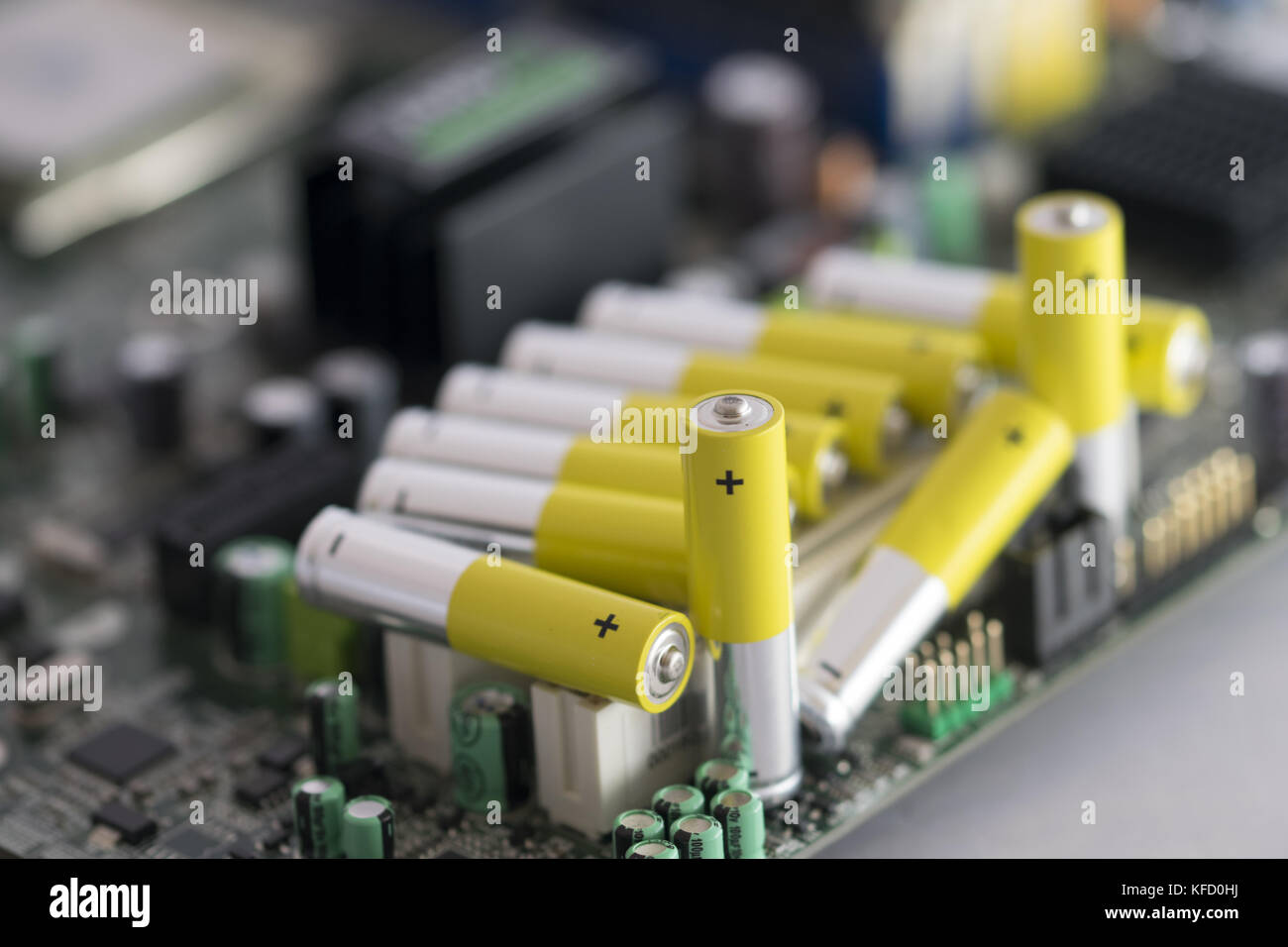 Ensemble de piles alcalines en série sur une carte électronique Photo ...