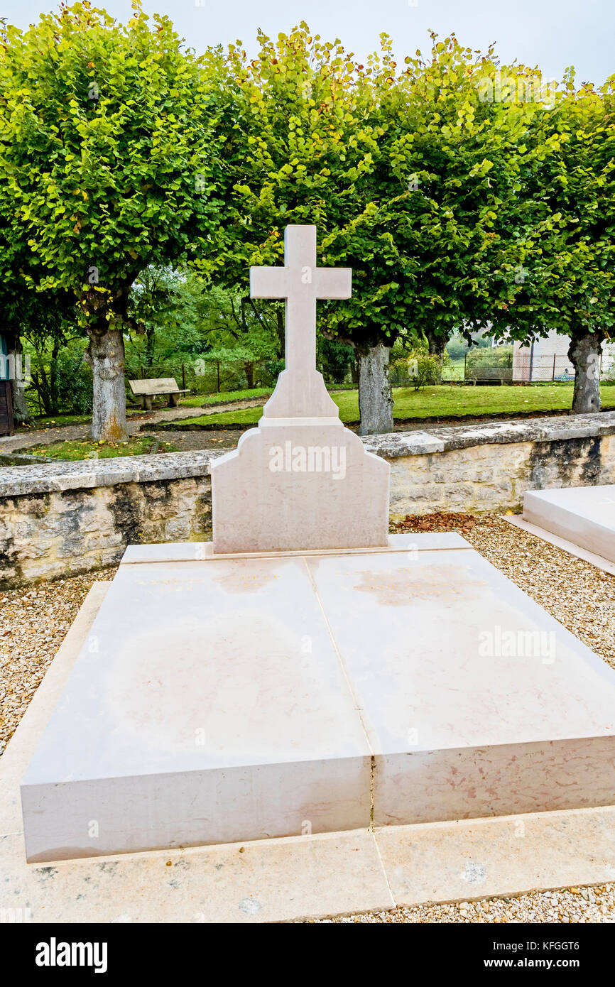 Colombey-les-Deux-Églises (départements de la Haute-Marne, France) : Cimetière avec le lieu de ...