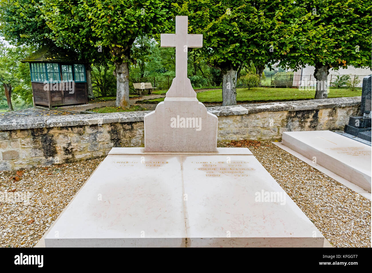 Colombey-les-Deux-Églises (départements de la Haute-Marne, France) : Cimetière avec le lieu de ...