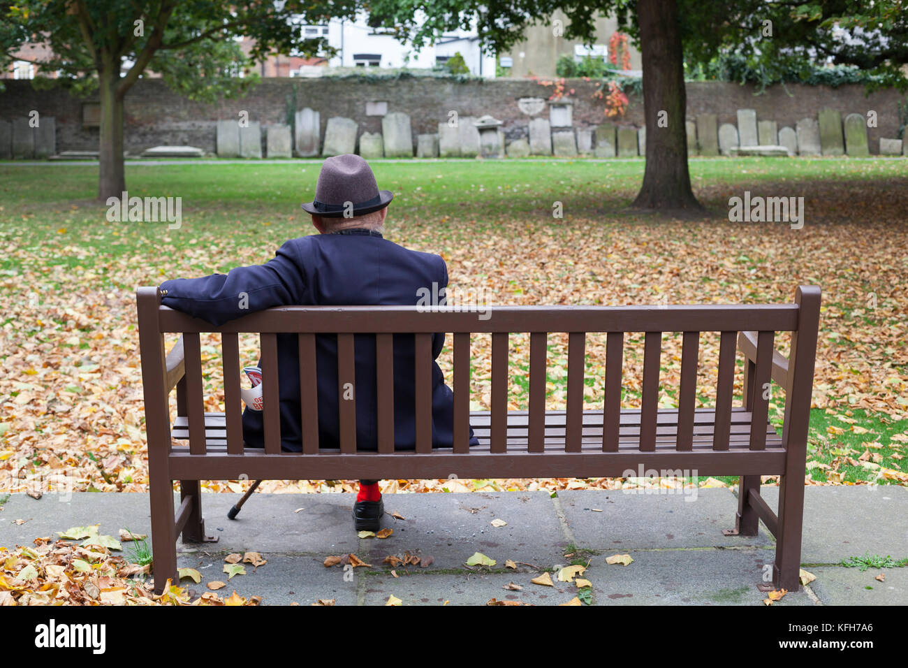 Vieil Homme Assis Sur Un Banc Dans Un Parc De St Georges Church