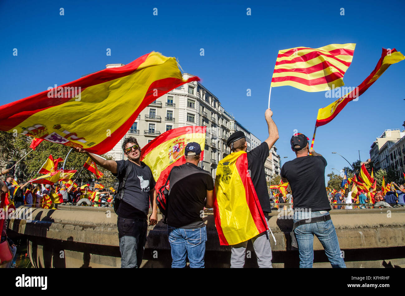 Barcelone, Catalogne, Espagne. 29 octobre 2017. Un groupe de personnes ...