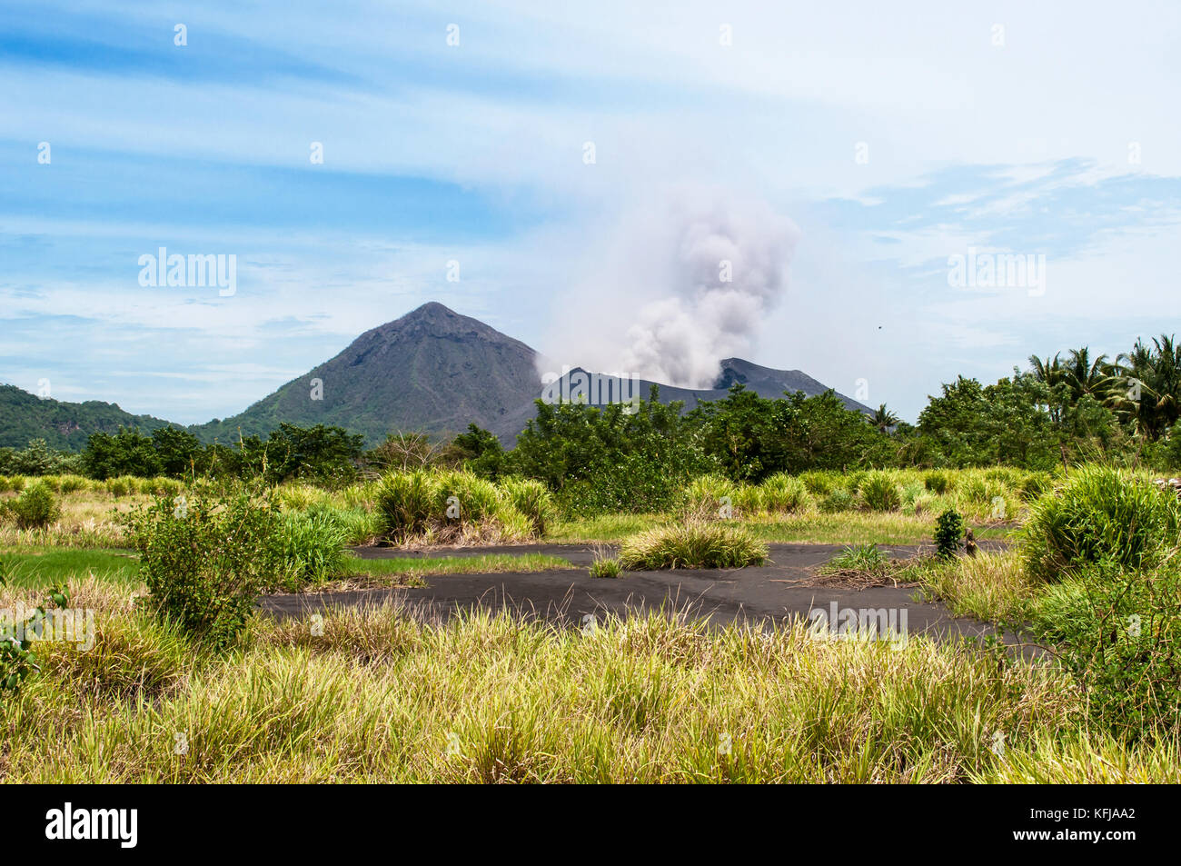Mont tavurvur. éruption volcanique, l'île de Nouvelle Bretagne rabaul ...