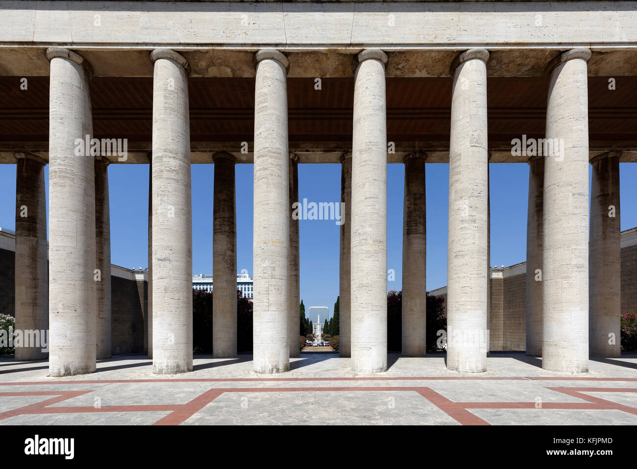 La colonnade du portique de colonnes en travertin le Musée de la ...