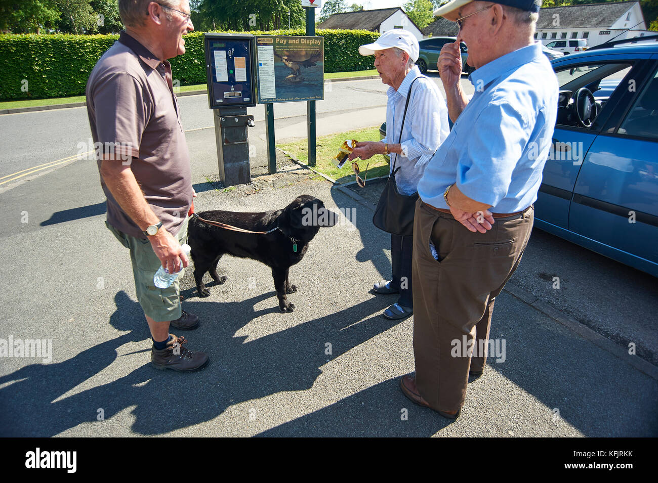 Trois retraités parler devant une distributrice Payez et affichez ...