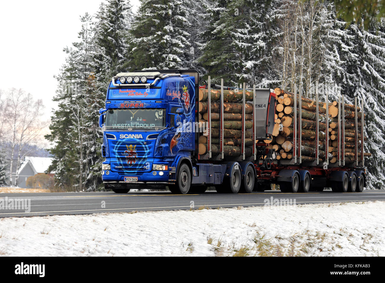 Chargement de grumes par camion Banque de photographies et d’images à ...