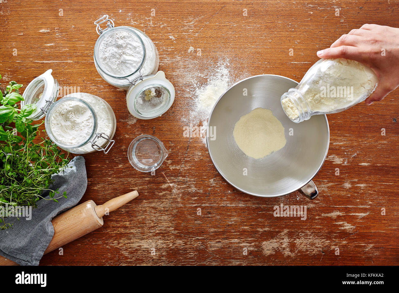 Verser la farine Banque de photographies et d’images à haute résolution ...