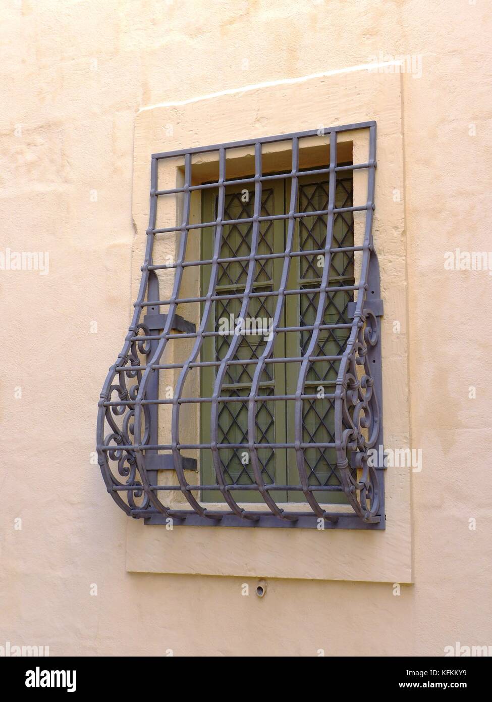 Portes en bois traditionnelle maltaise et windows. Fer forgé 17ème au ...