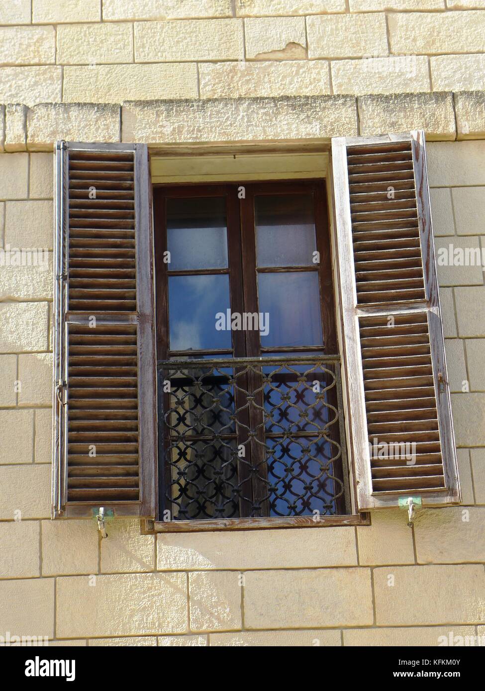 Portes en bois traditionnelle maltaise et windows. Fer forgé 17ème au ...