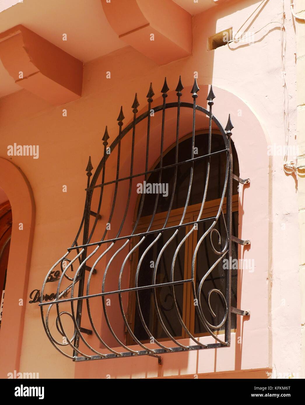 Portes en bois traditionnelle maltaise et windows. Fer forgé 17ème au ...