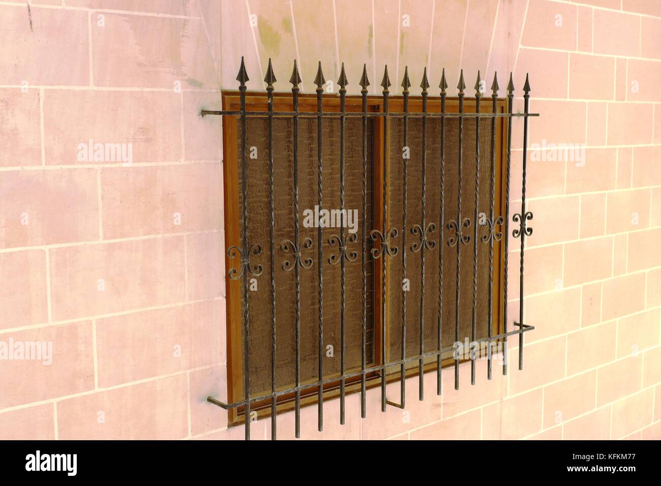 Portes en bois traditionnelle maltaise et windows. Fer forgé 17ème au ...