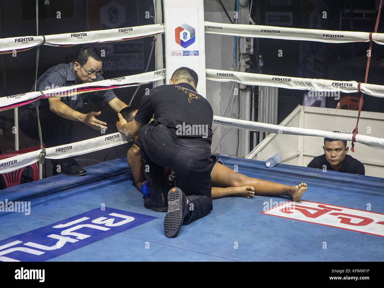 Garçon frappé, Muay Thai boxer, Paktonchai, Korat, Thaïlande Photo ...